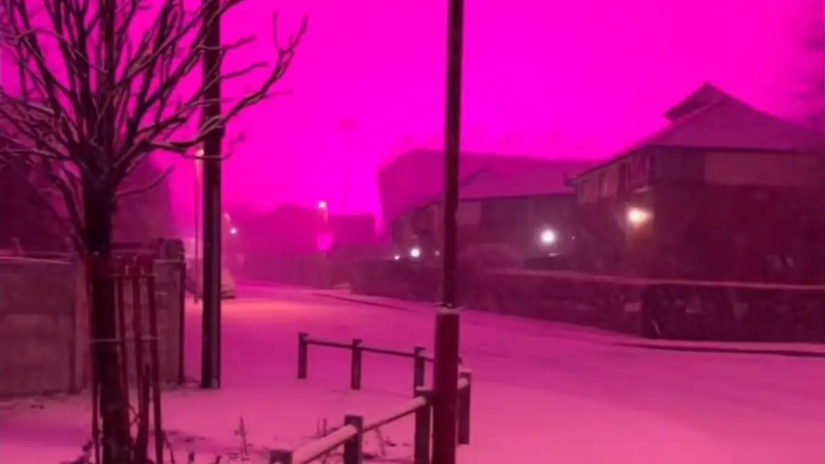 Himmel über Birmingham färbt sich plötzlich pink: Meteorologen erklären ...